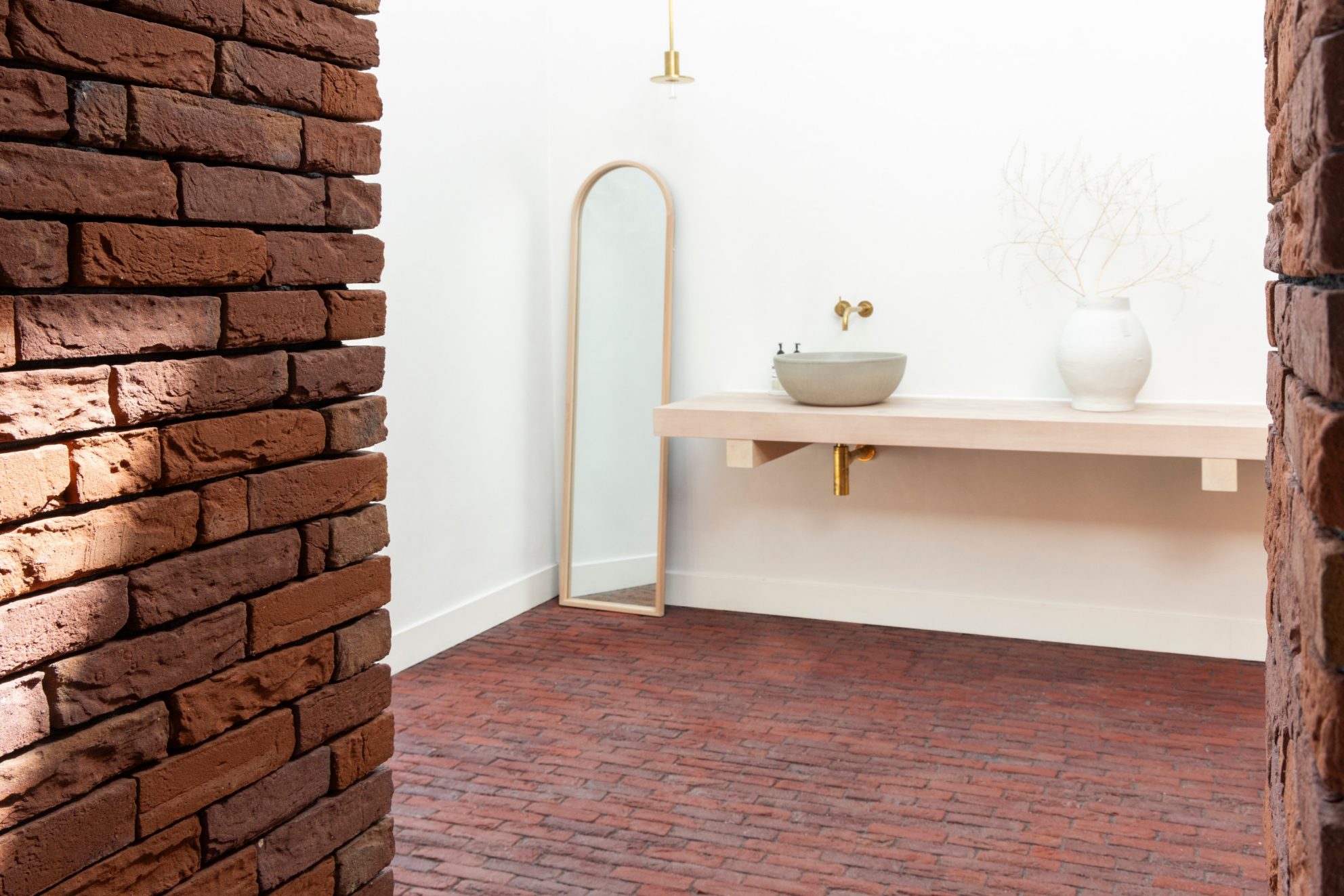 Rode baksteen in interieur van koetshuis