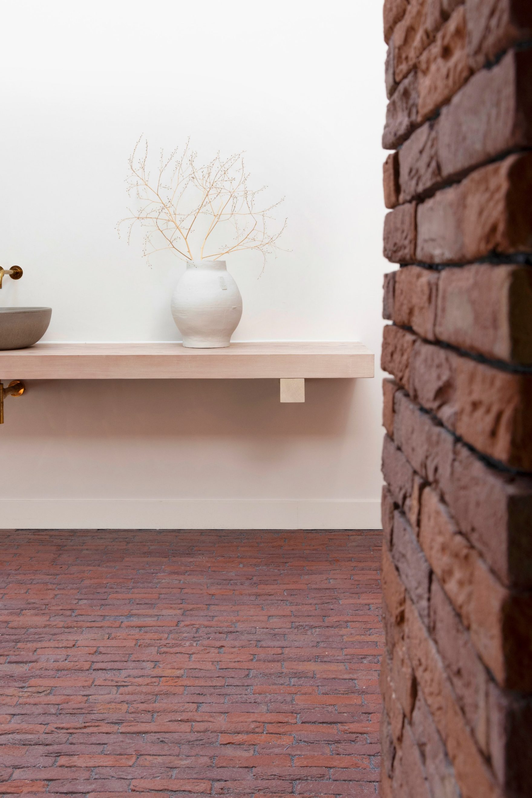 Rode baksteen in interieur van koetshuis