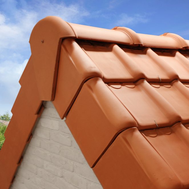 Plaque de rive céramique pour toiture sarking