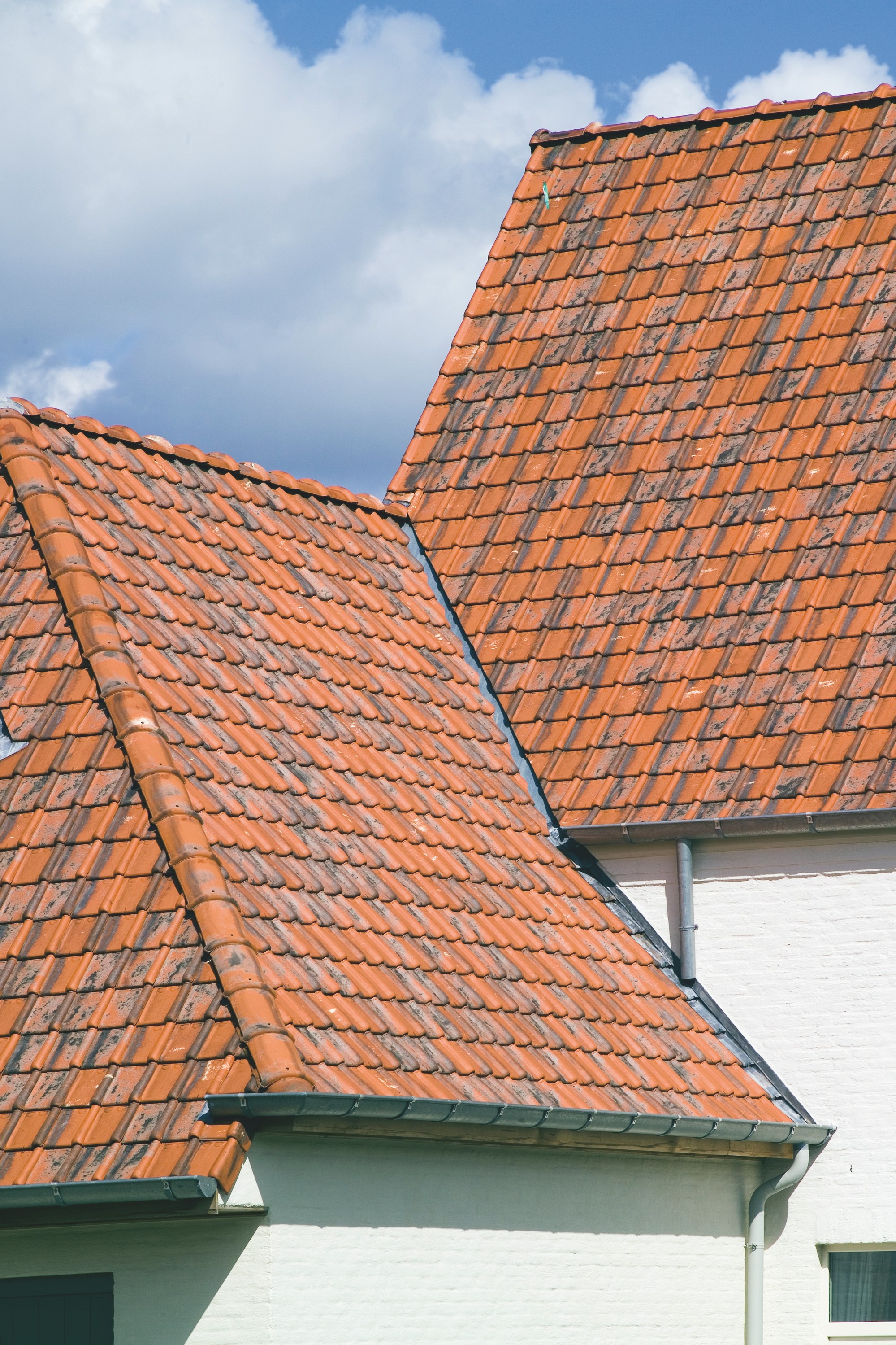 Verweerd rode Koramic zacht golvende dakpan - Stormpan 44 keramische ...