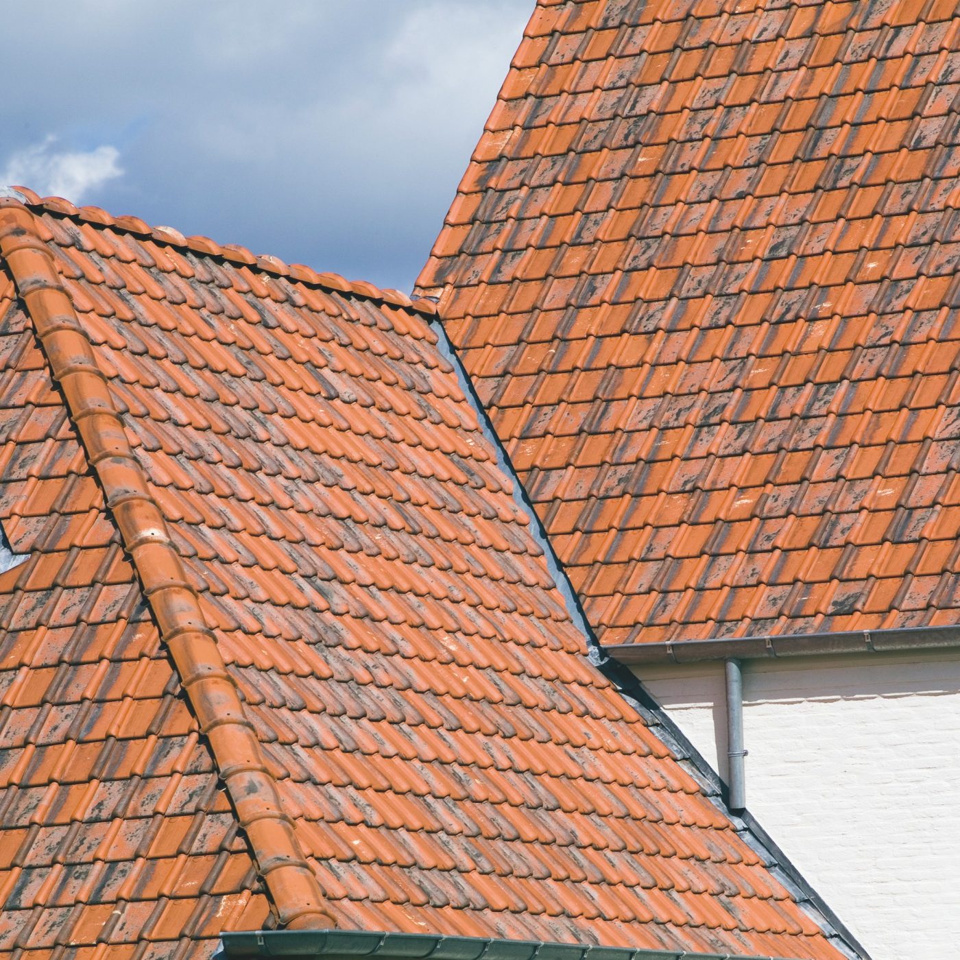 Verweerd rode Koramic zacht golvende dakpan - Stormpan 44 keramische ...