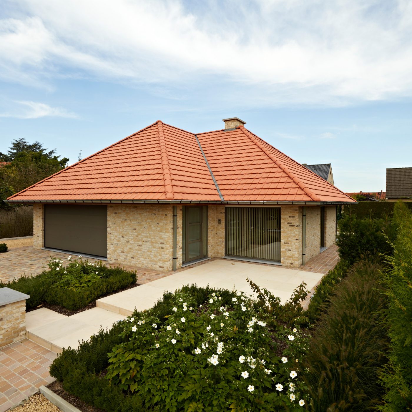 Tuile rouge légèrement ondulée signée Koramic - Tuile en terre cuite ...