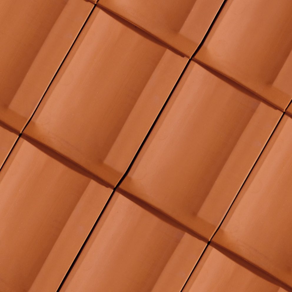 Tuile rouge légèrement ondulée signée Koramic - Tuile en terre cuite ...